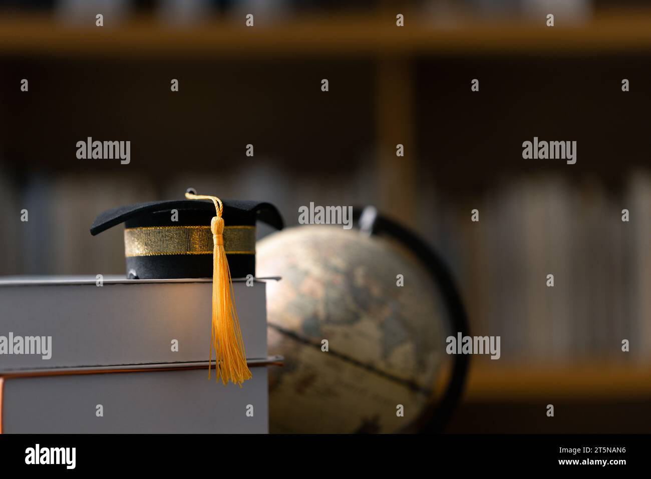 Graduation cap with Earth globe. Concept of global business study ...