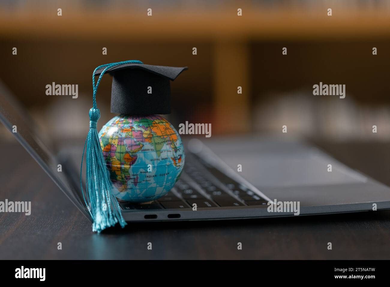 Graduation cap with Earth globe. Concept of global business study ...
