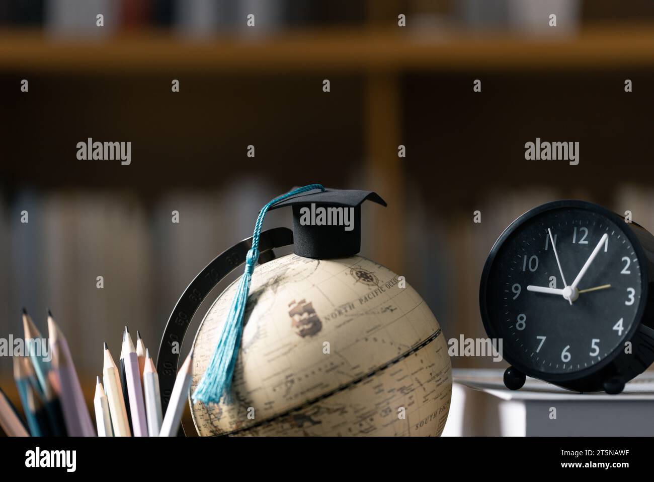 Graduation cap with Earth globe. Concept of global business study ...