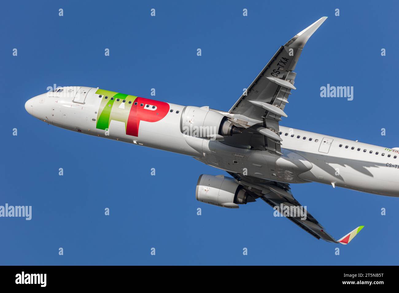 A TAP Portugal Airbus A321-251N Neo climbing and banking out of London ...