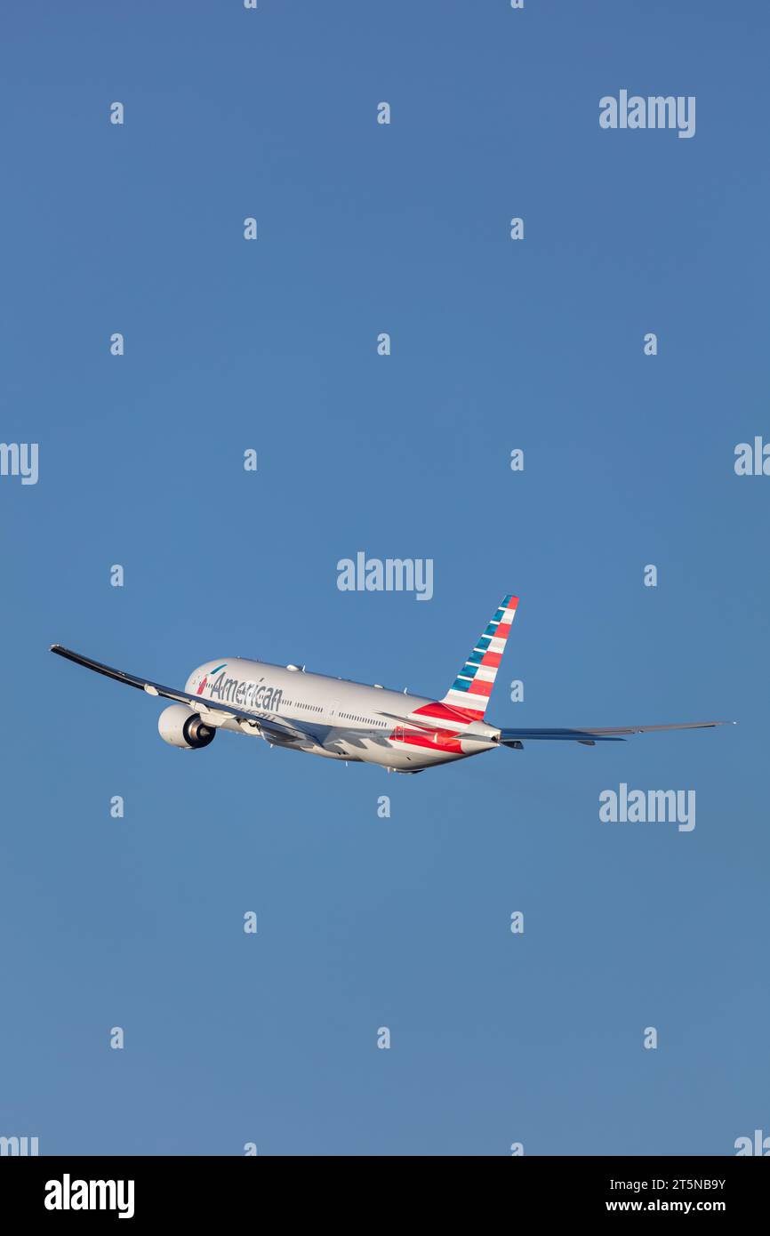 American airlines boeing 777 200 aircraft hi-res stock photography and ...