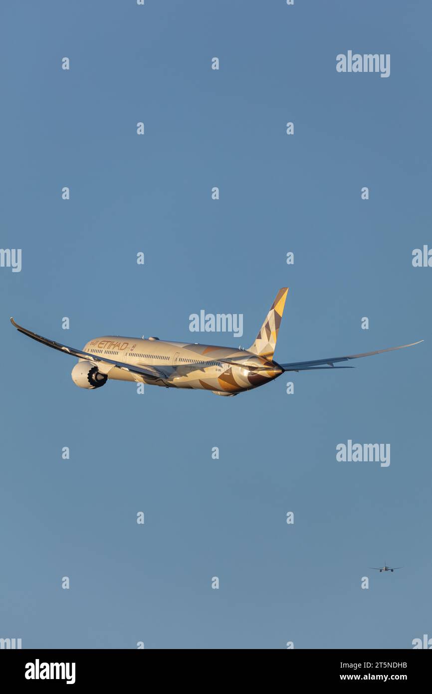 Etihad Airways Boeing 787-10 Dreamliner, registration A6-BMG cruising ...