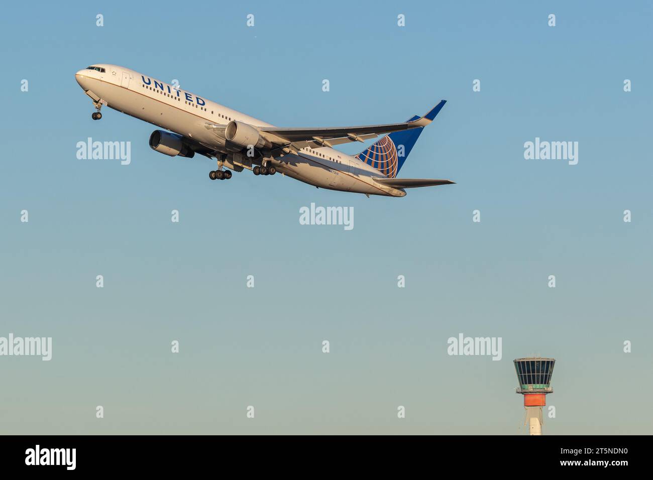 Boeing 767 cockpit hi-res stock photography and images - Alamy