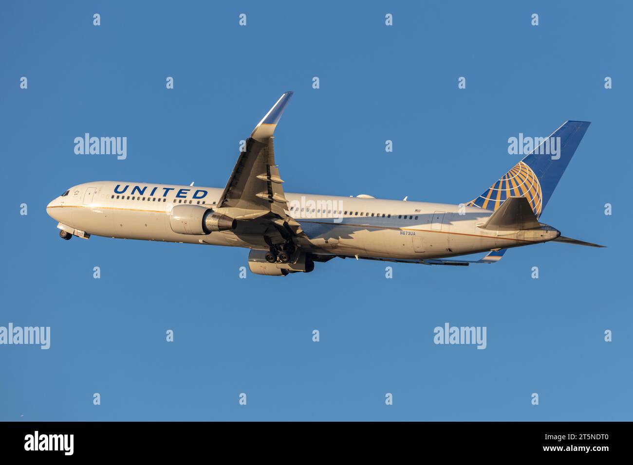 United Airlines Boeing 767-322ER, registration N673UA leaving London ...