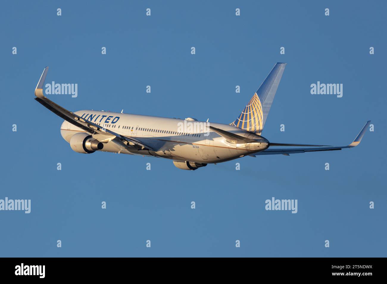 United Airlines Boeing 767-322ER, registration N673UA leaving London ...