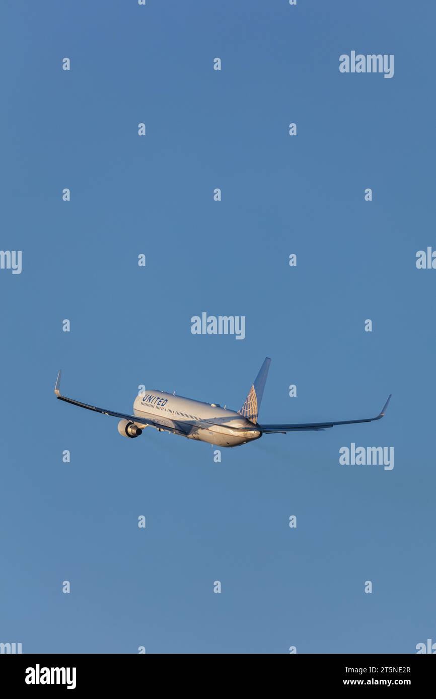 United Airlines Boeing 767-322ER, registration N673UA leaving London ...