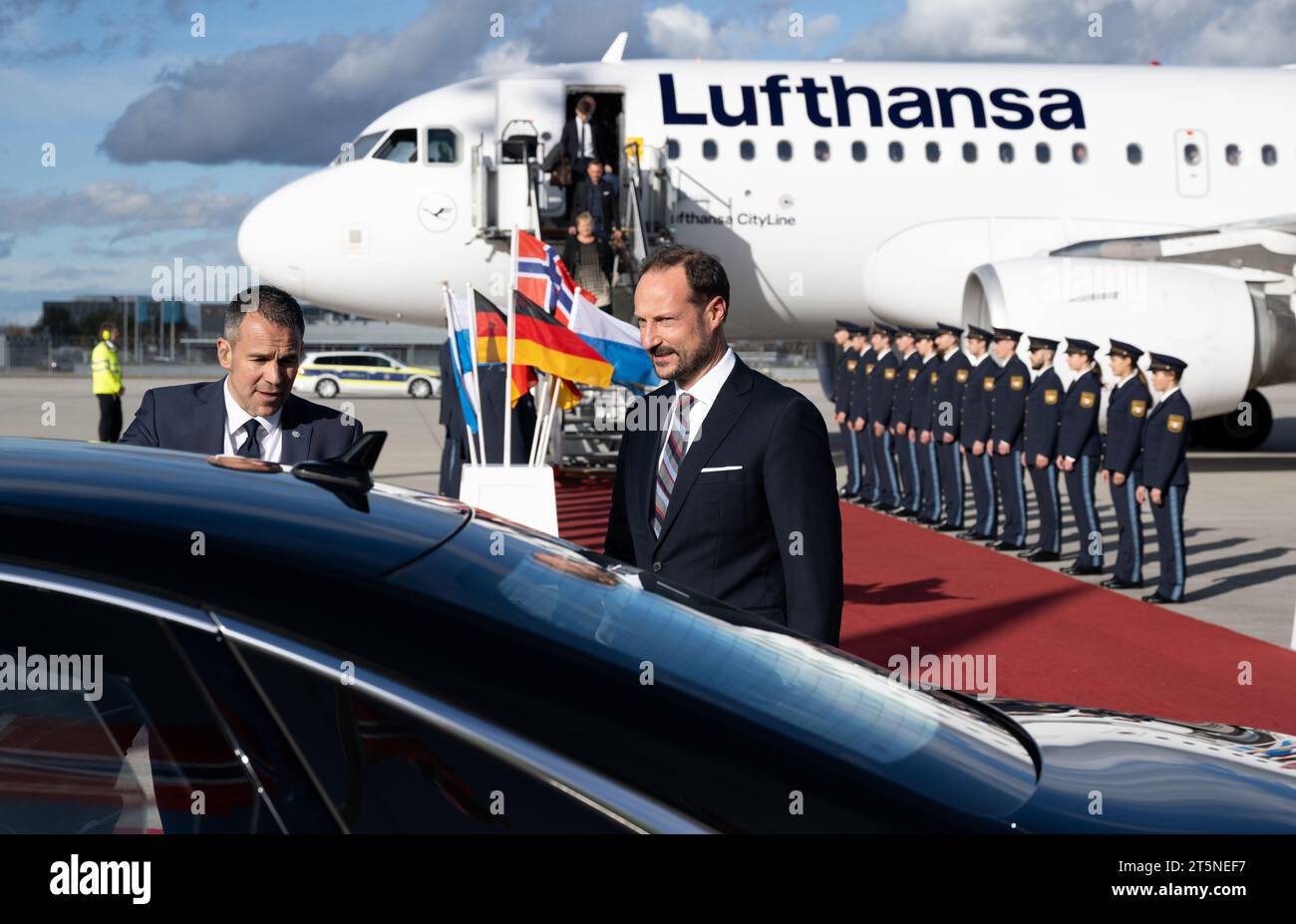 Munich, Germany. 06th Nov, 2023. Haakon, Crown Prince of Norway, disembarks from an airplane ...
