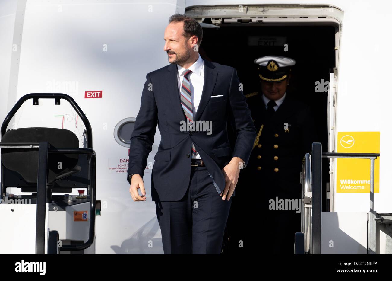 Munich, Germany. 06th Nov, 2023. Haakon, Crown Prince of Norway, disembarks from an airplane ...