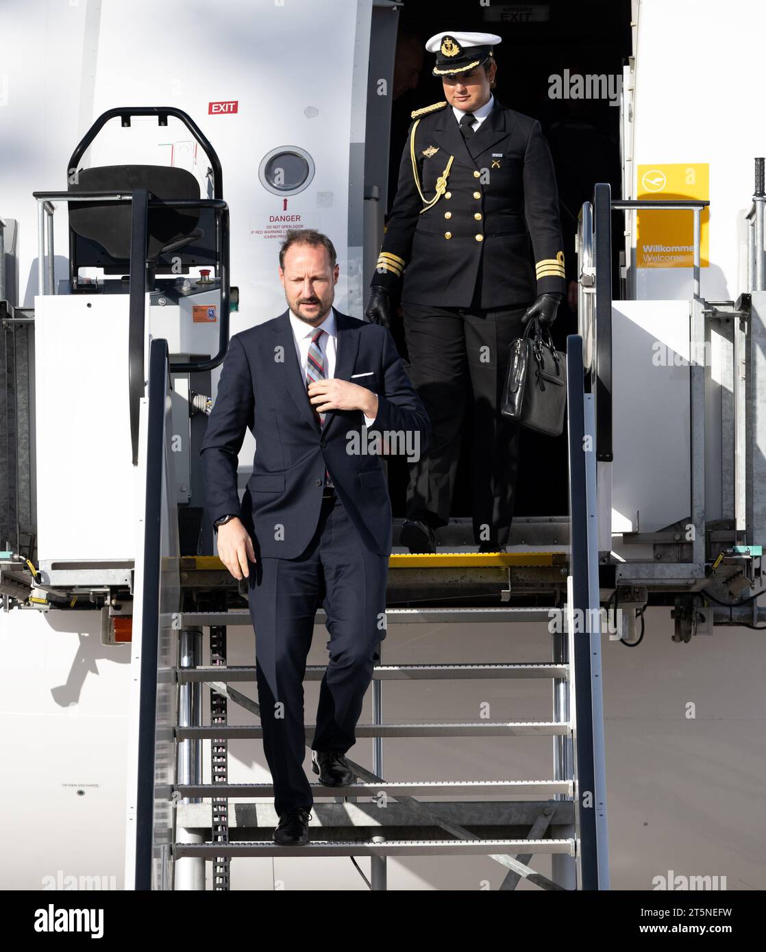 Munich, Germany. 06th Nov, 2023. Haakon, Crown Prince of Norway, disembarks from an airplane ...