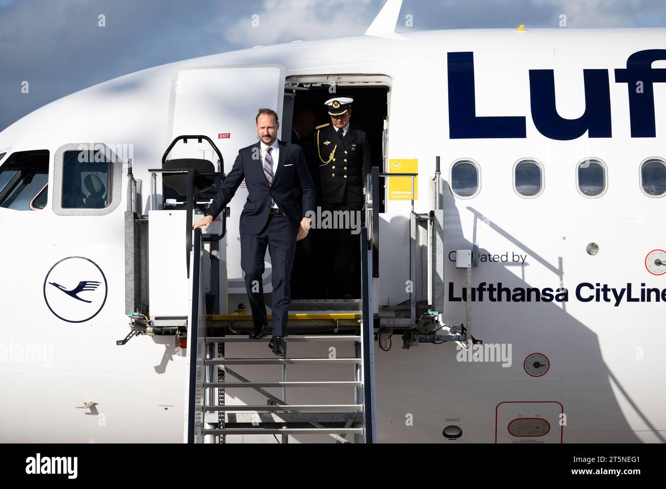 Munich, Germany. 06th Nov, 2023. Haakon, Crown Prince of Norway, disembarks from an airplane ...