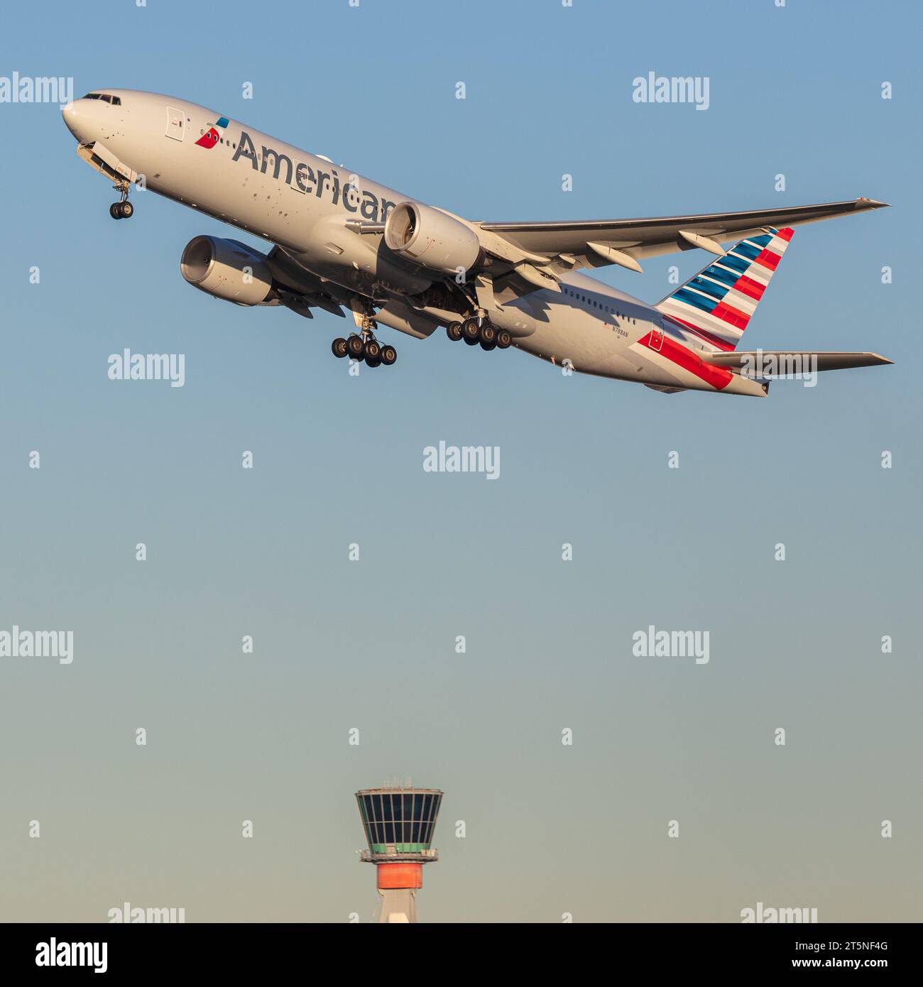 777 boeing cockpit aircraft hi-res stock photography and images - Alamy