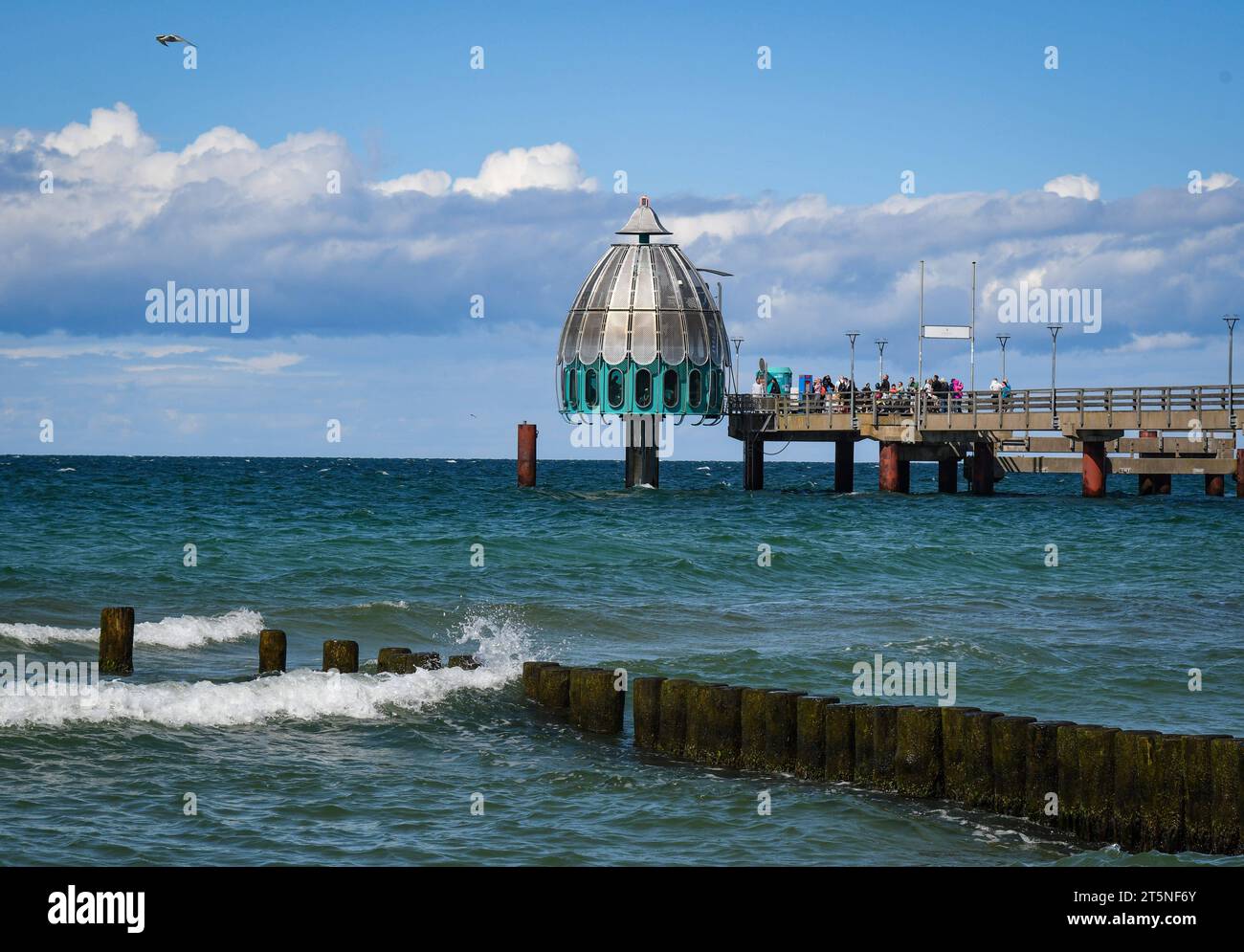 Tauchglocke an der Seebruecke im Ostseebad Zingst auf der Halbinsel ...