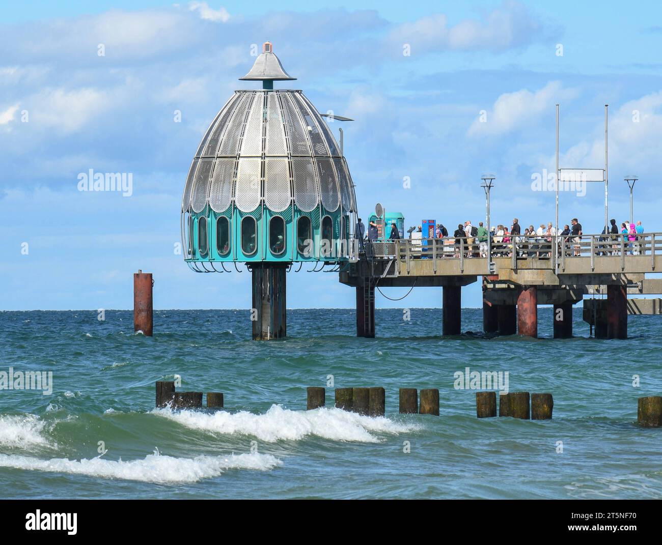Tauchglocke an der Seebruecke im Ostseebad Zingst auf der Halbinsel Fischland-Darß-Zingst. Foto ...