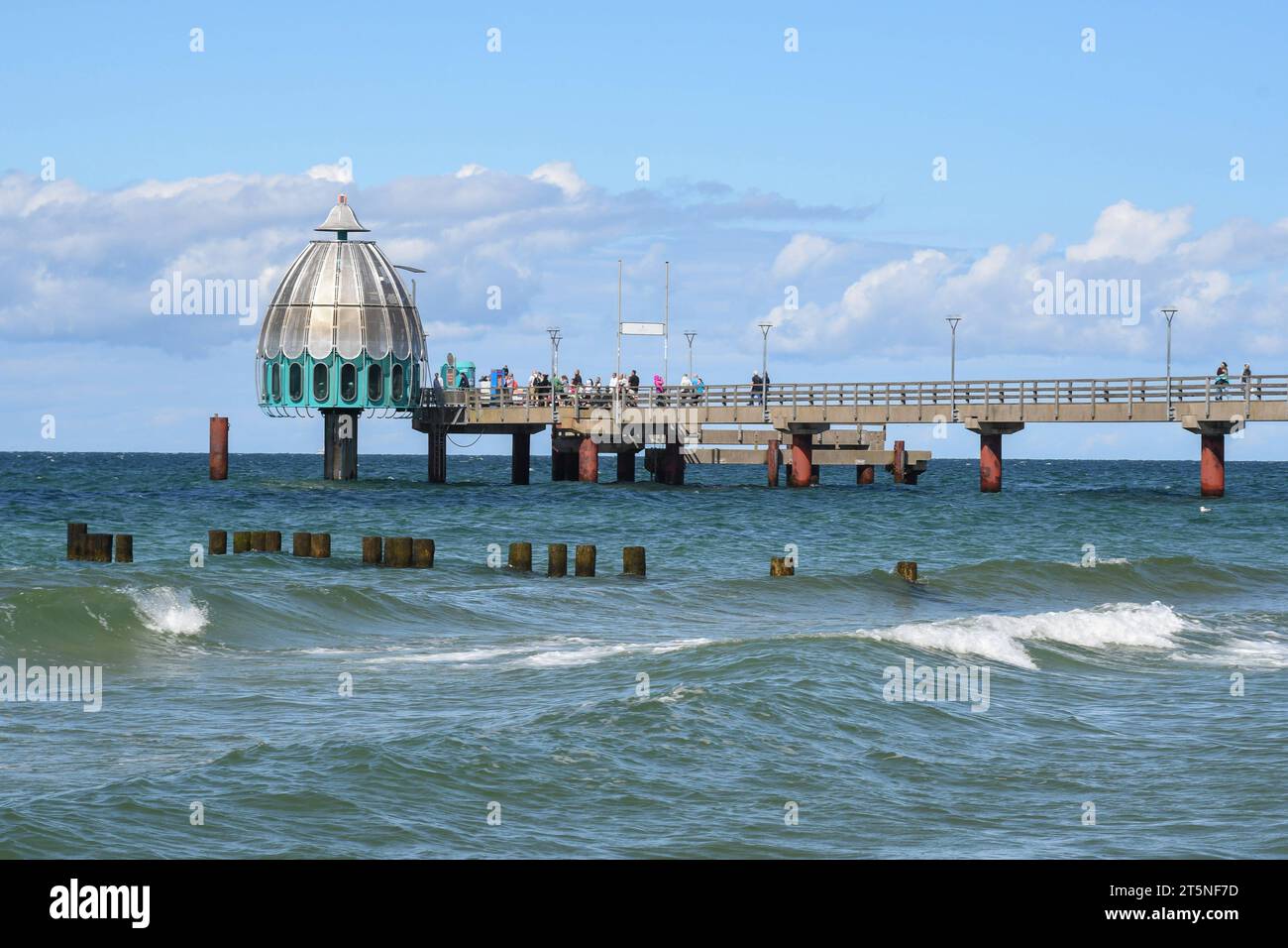 Tauchglocke an der Seebruecke im Ostseebad Zingst auf der Halbinsel ...