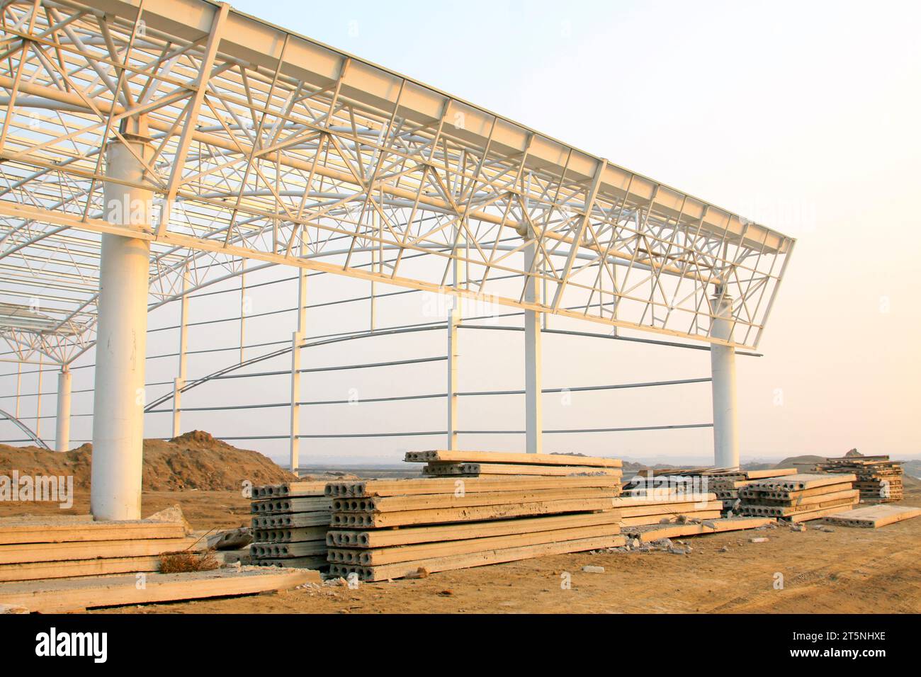 Factory workshop steel structure truss and precast concrete panel ...
