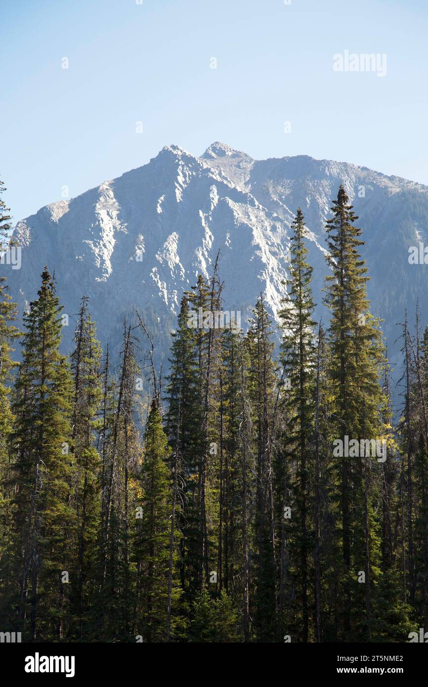 Mounting Peaks, Lake Louise, Banff National Park in Alberta, Canada ...