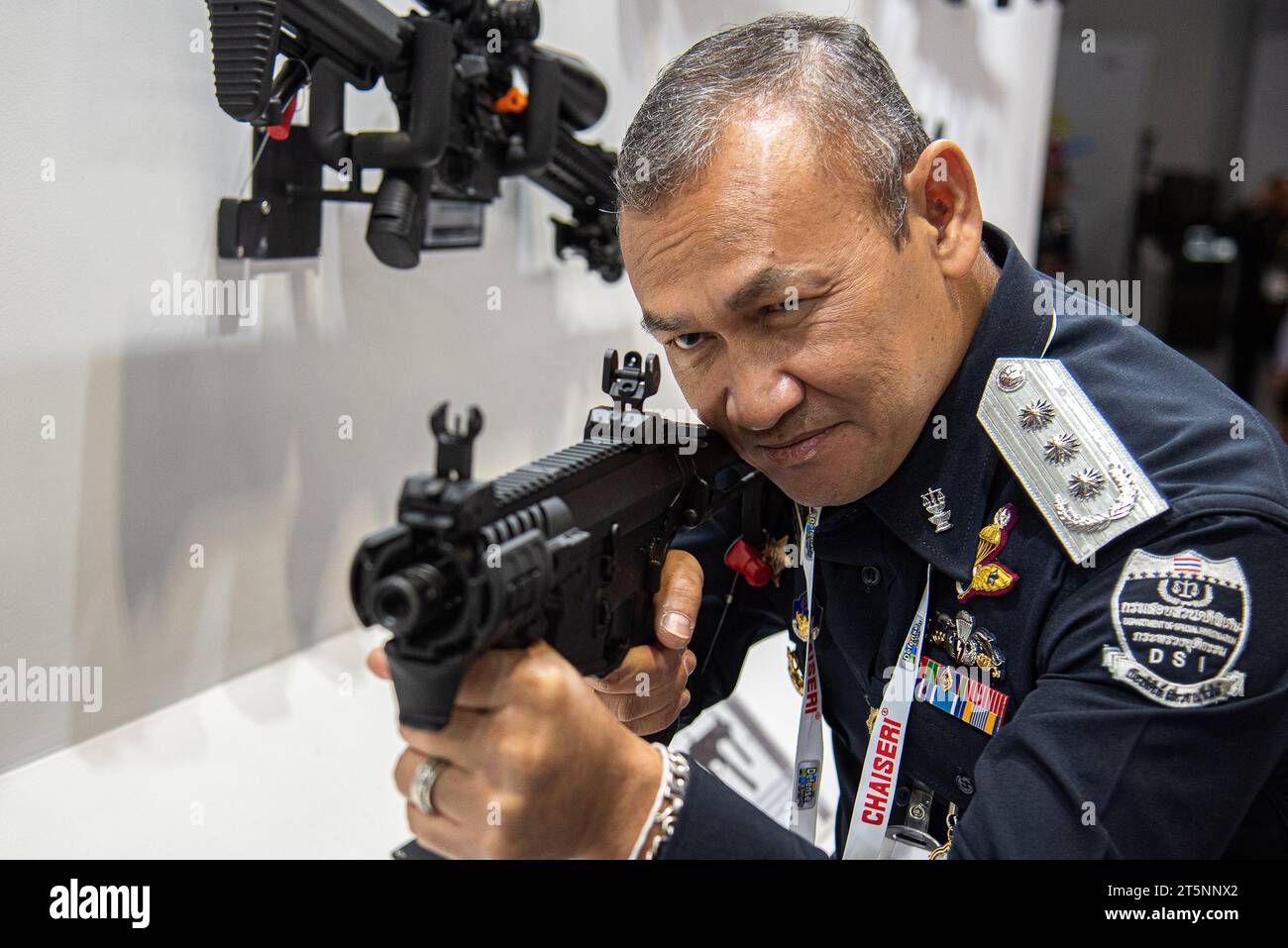 Nonthaburi, Thailand. 06th Nov, 2023. A Thai army personnel experiences ...