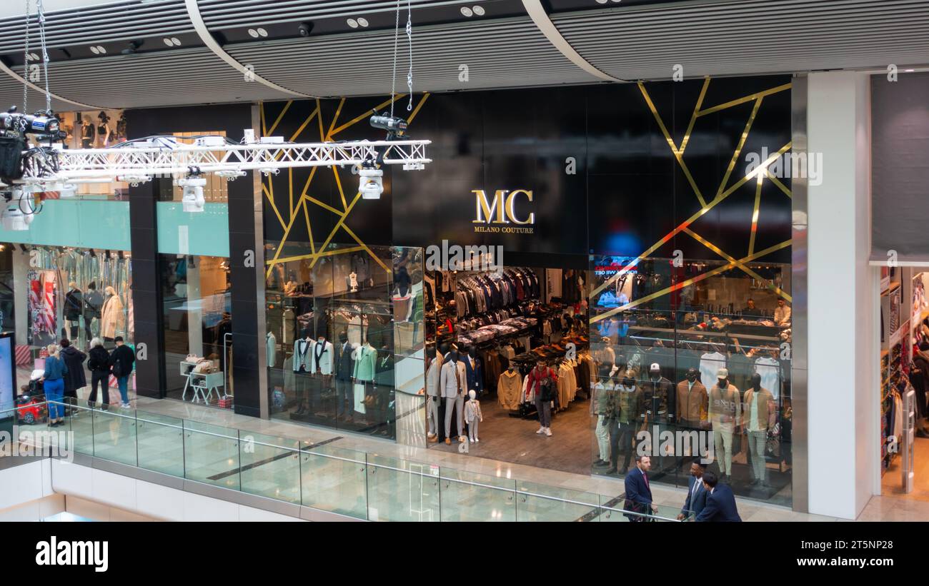 London couture hi-res stock photography and images - Alamy