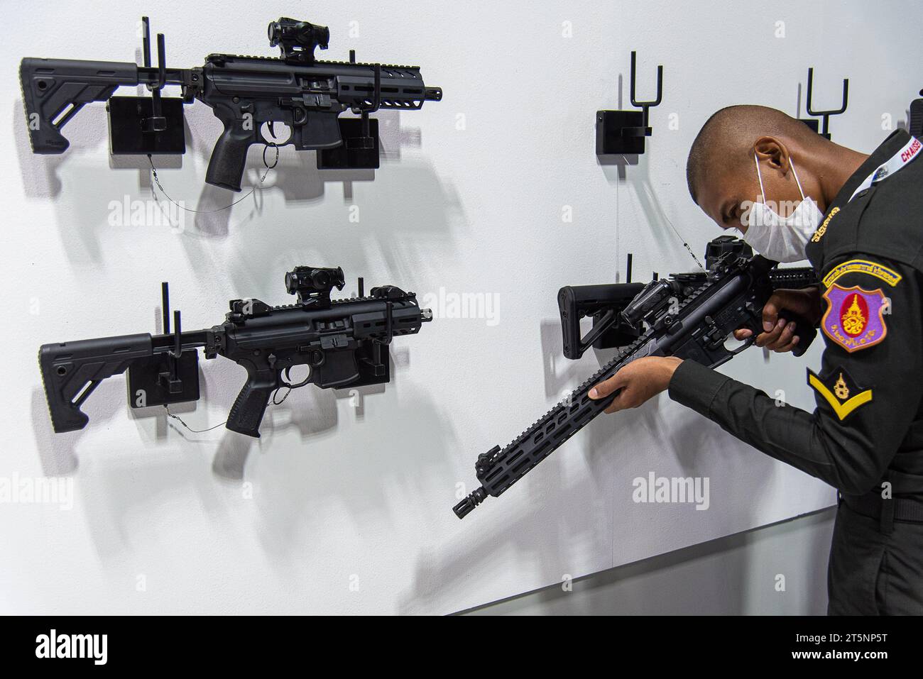 Nonthaburi, Thailand. 06th Nov, 2023. A Thai army personnel experiences ...