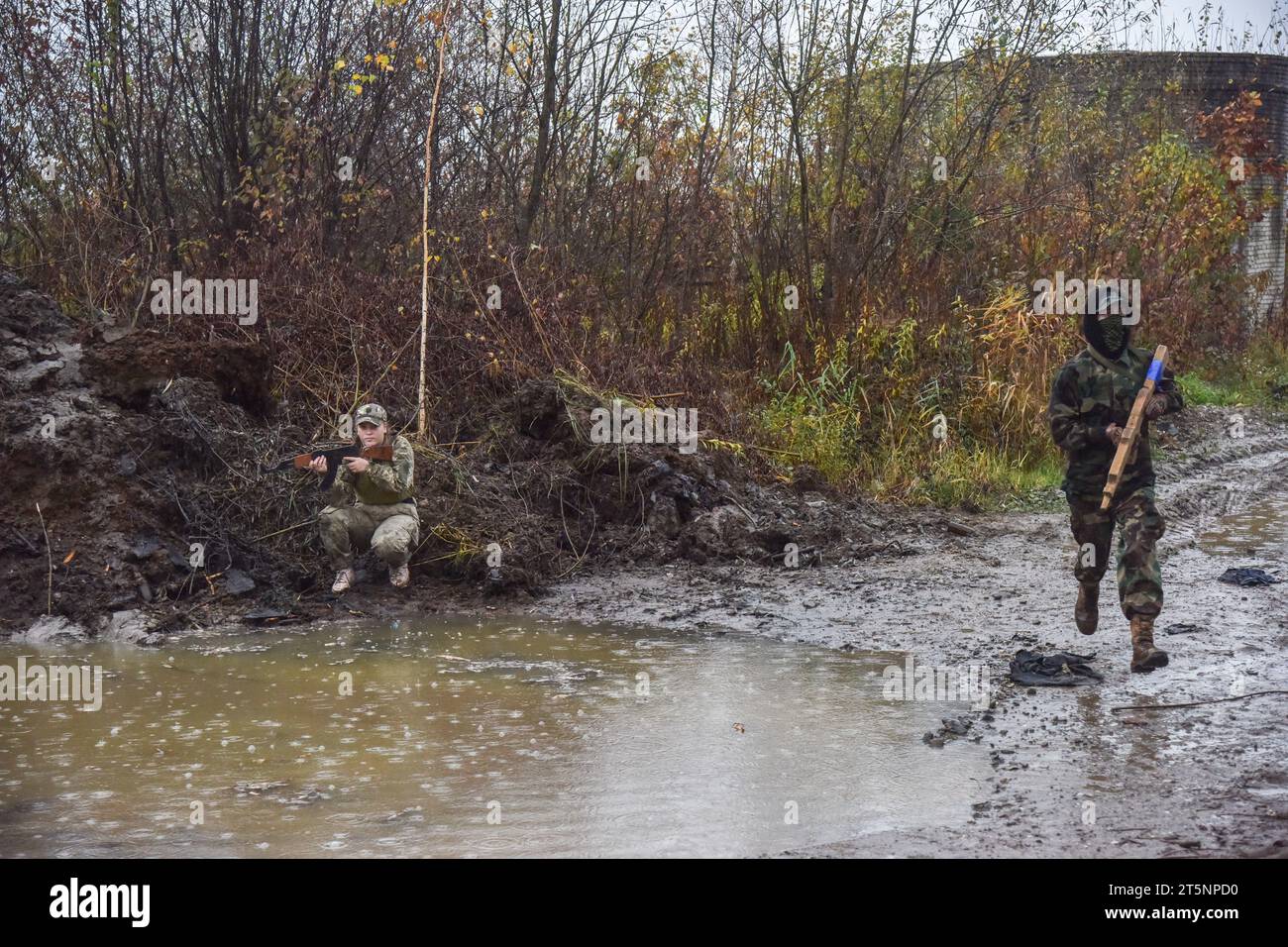 Lviv, Ukraine. 27th Oct, 2023. People undergo military training for the ...