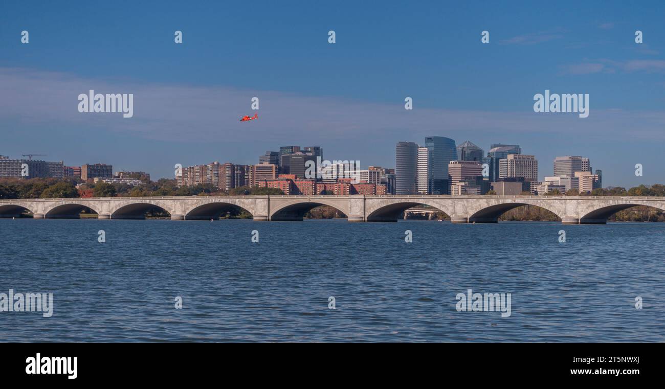 WASHINGTON, DC, USA - Memorial Bridge over Potomac RIver. Rosslyn ...