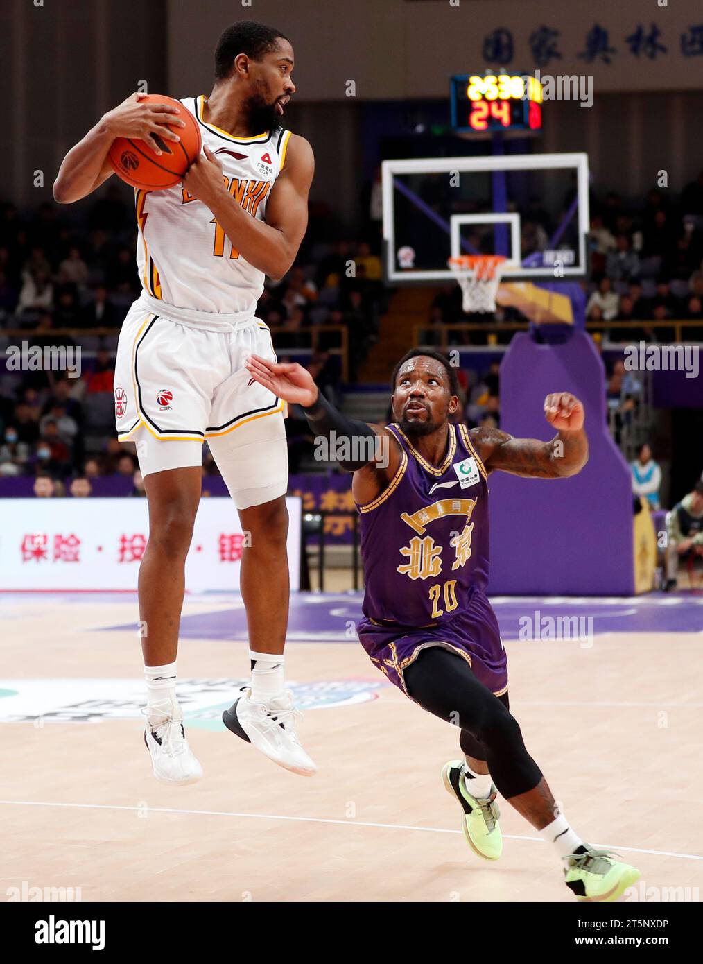(231106) -- BEIJING, Nov. 6, 2023 (Xinhua) -- Kahlil Felder (R) of ...