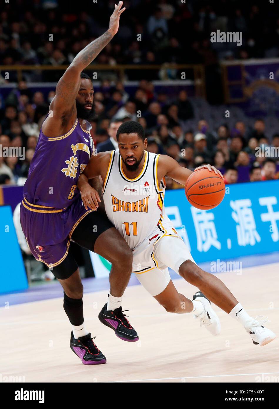 (231106) -- BEIJING, Nov. 6, 2023 (Xinhua) -- Kahlil Felder (L) of ...