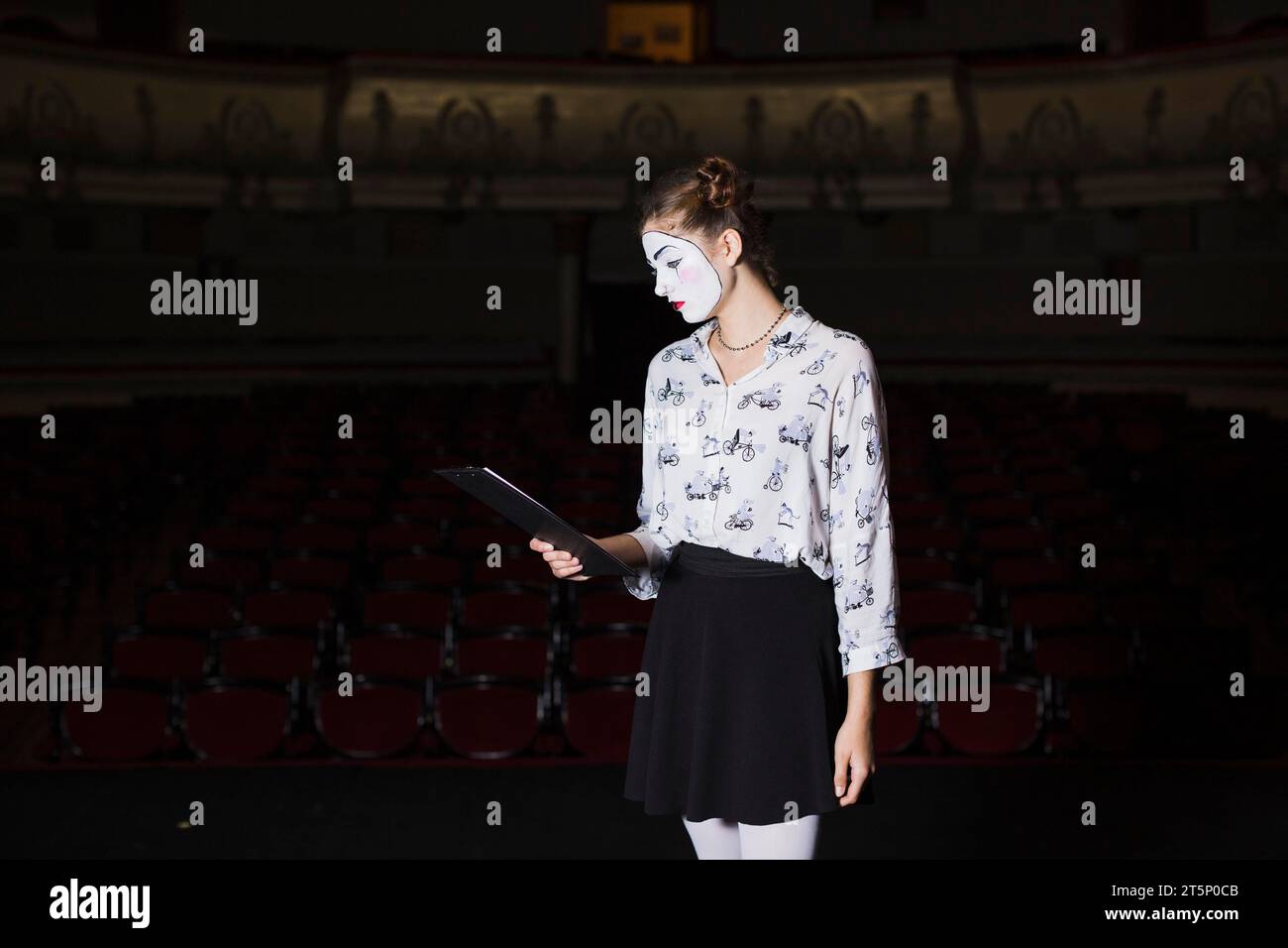 Mime female hi-res stock photography and images - Alamy