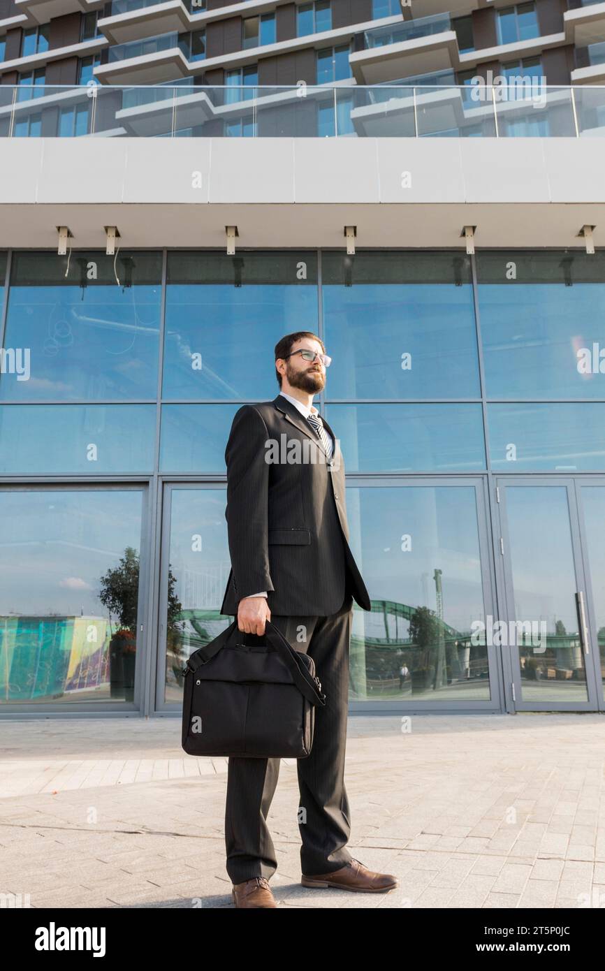 Woman lawyer briefcase court hi-res stock photography and images - Alamy