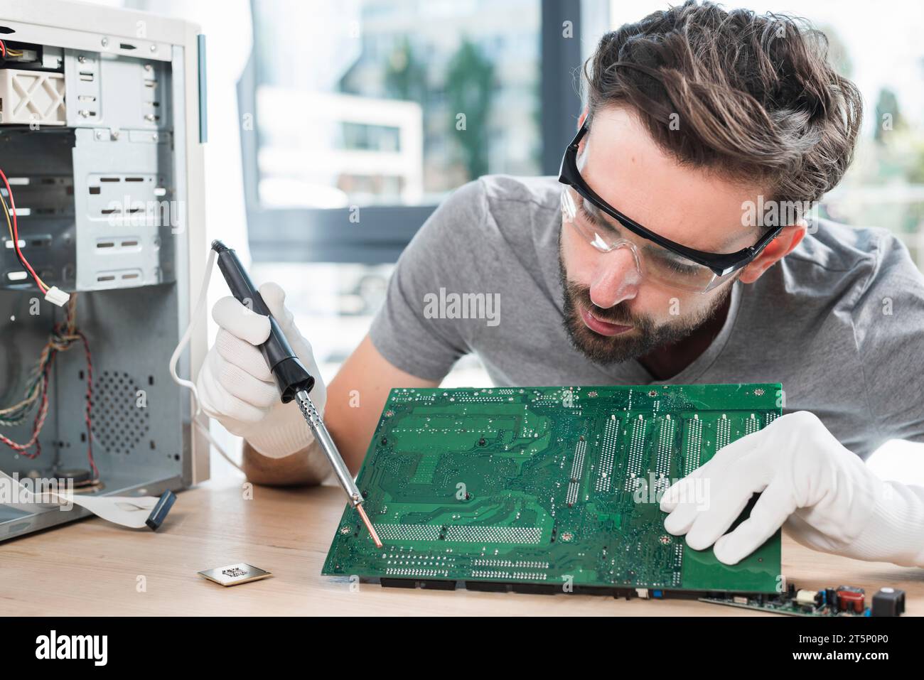 Technician repairing computer hi-res stock photography and images - Alamy