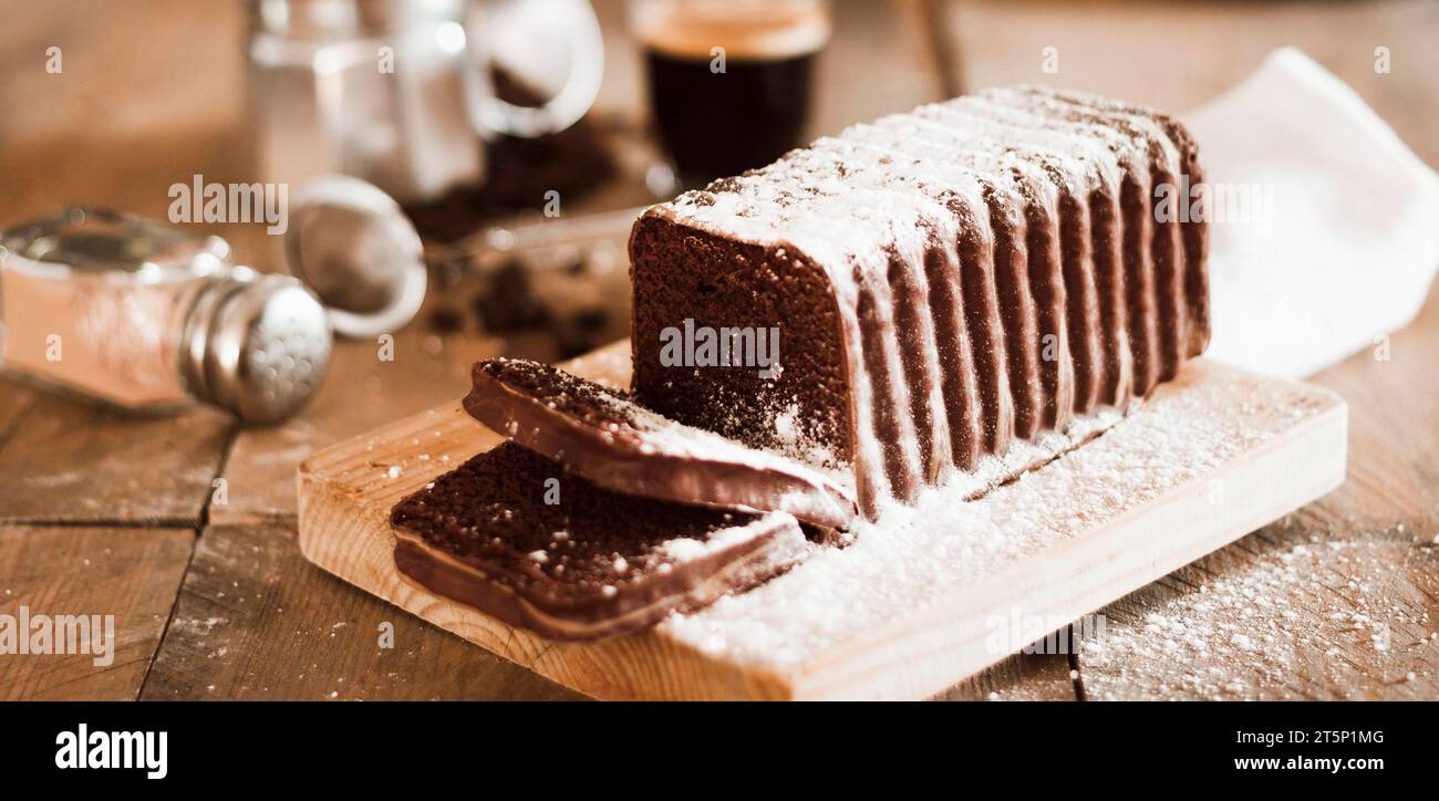 Pre sliced cake hi-res stock photography and images - Alamy