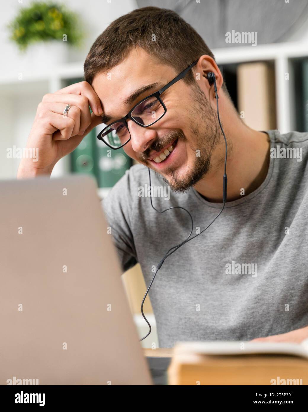 Smiley with headphones hi-res stock photography and images - Alamy