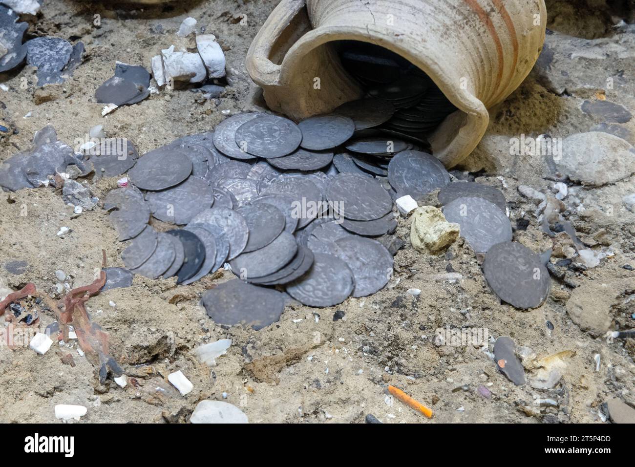 Garbage clay pot hi-res stock photography and images - Alamy