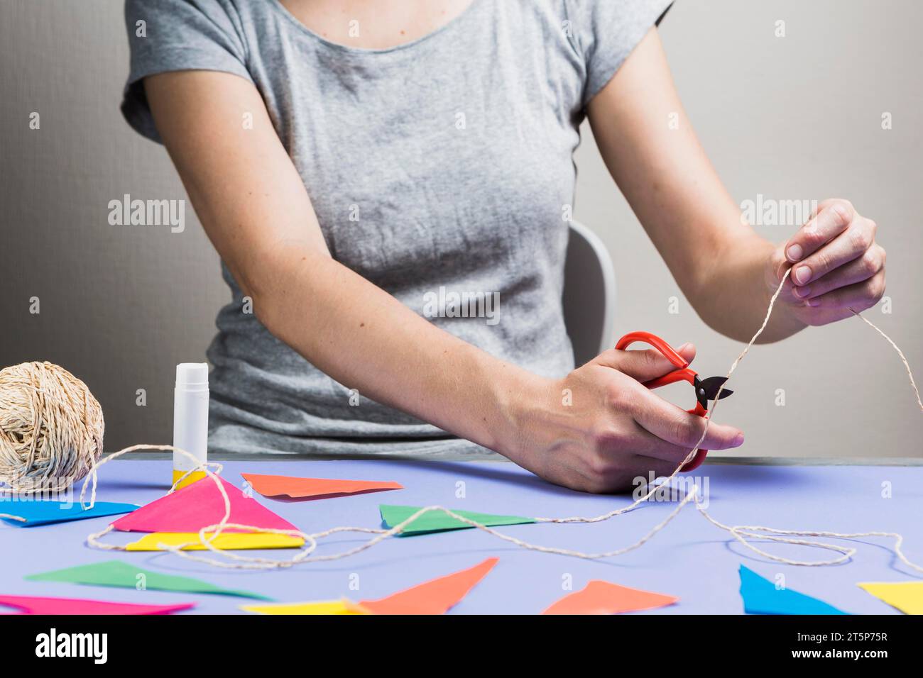 Scissor cutting string hi-res stock photography and images - Alamy