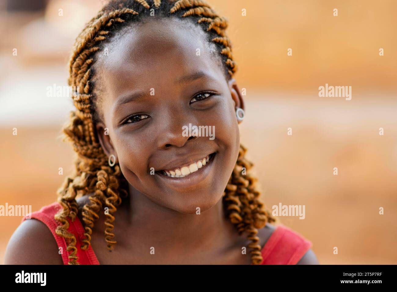 Close up beautiful smiley african girl Stock Photo - Alamy