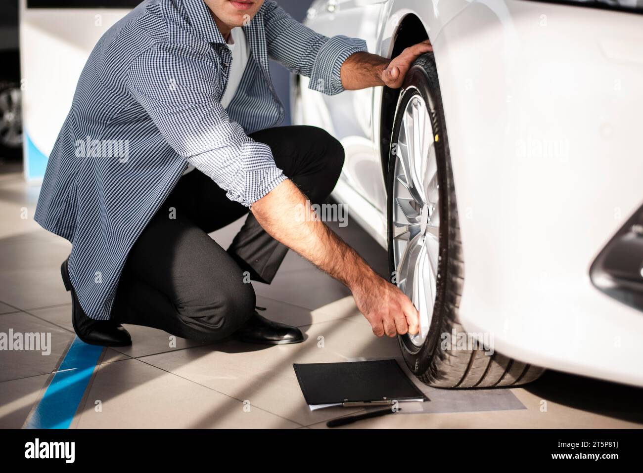 Man checking tire pressure hi-res stock photography and images - Alamy