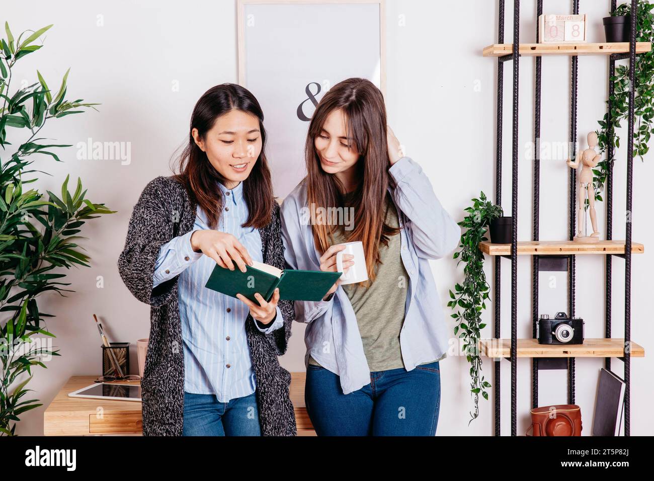 Read content hi-res stock photography and images - Alamy