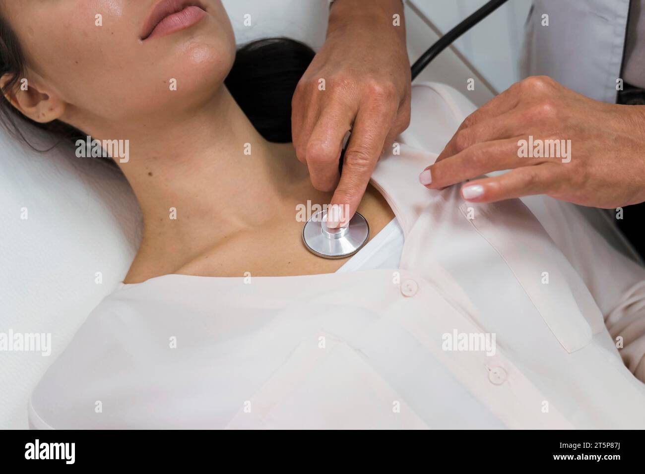 Doctor checking heart rate patient Stock Photo - Alamy