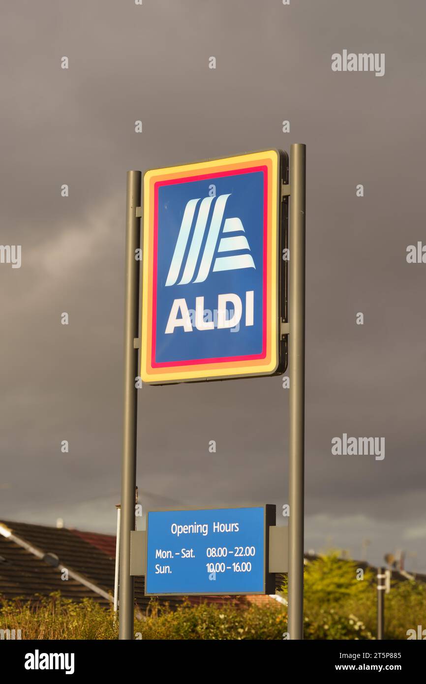 Aldi store sign. Grey skies Stock Photo - Alamy