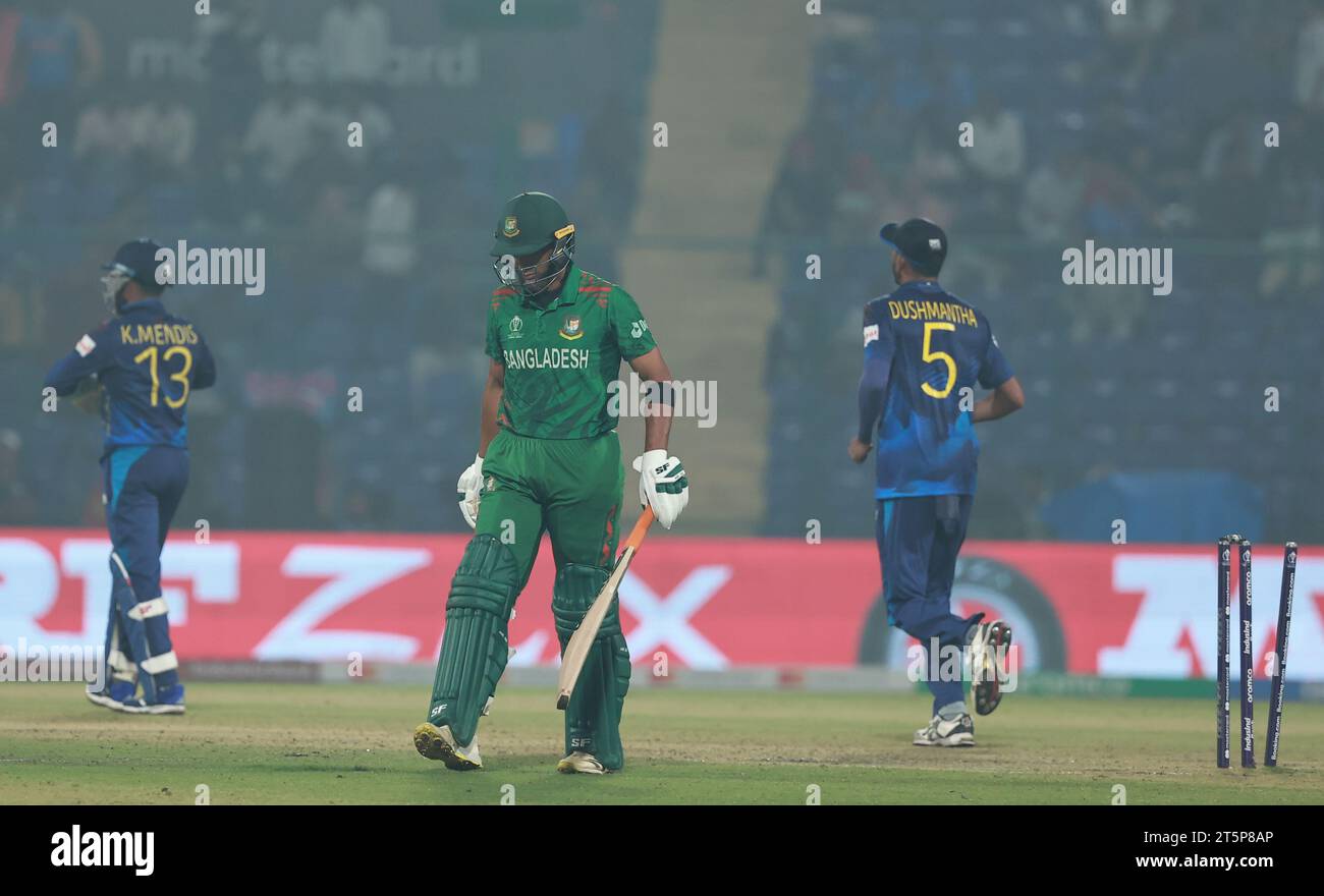 New Delhi, Delhi, India. 6th Nov, 2023. Sri Lankan team celebrates as ...