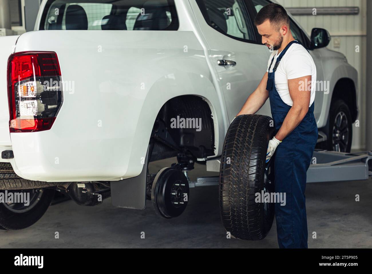 Mechanical male changing car wheels Stock Photo - Alamy