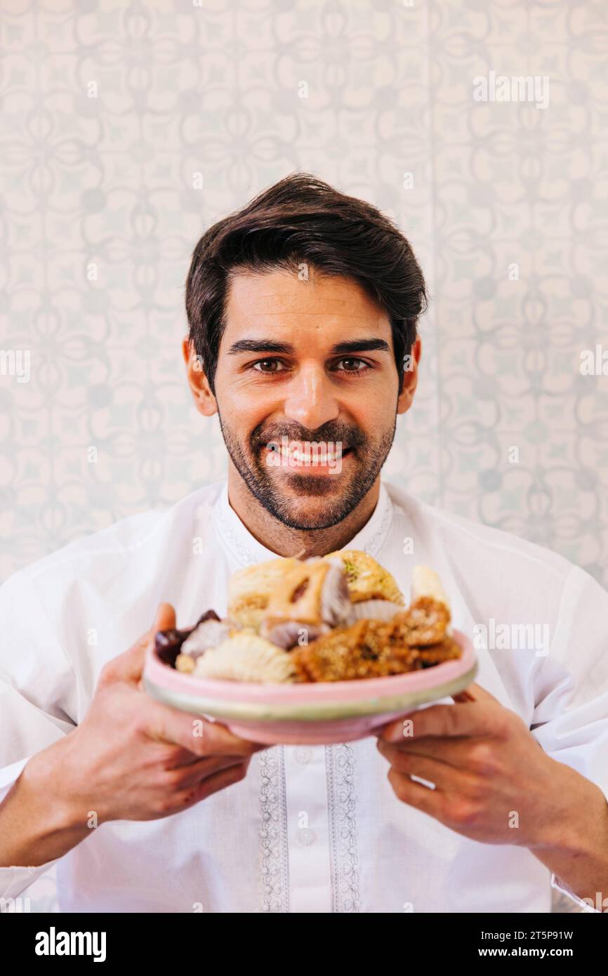 Man holding food plate buffet hi-res stock photography and images - Alamy
