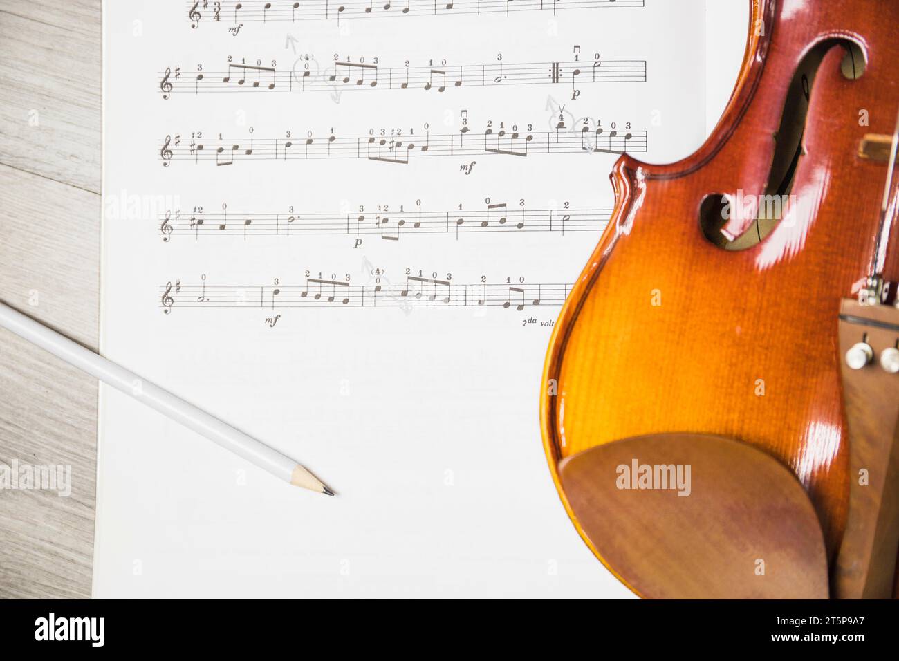 Pencil violin musical note table Stock Photo - Alamy
