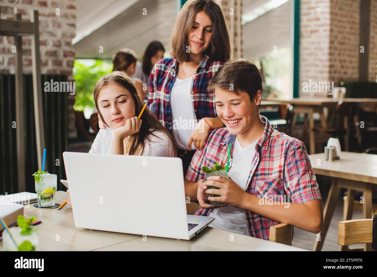 Students working computer library hi-res stock photography and images ...