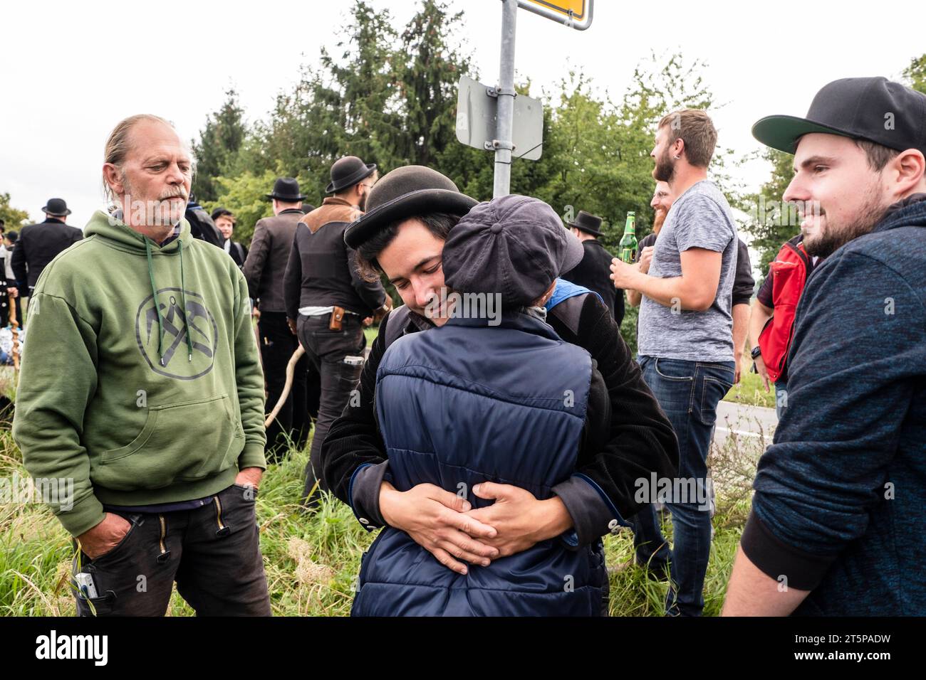 Local news and hug from the mother of a Roland brother after finishing ...