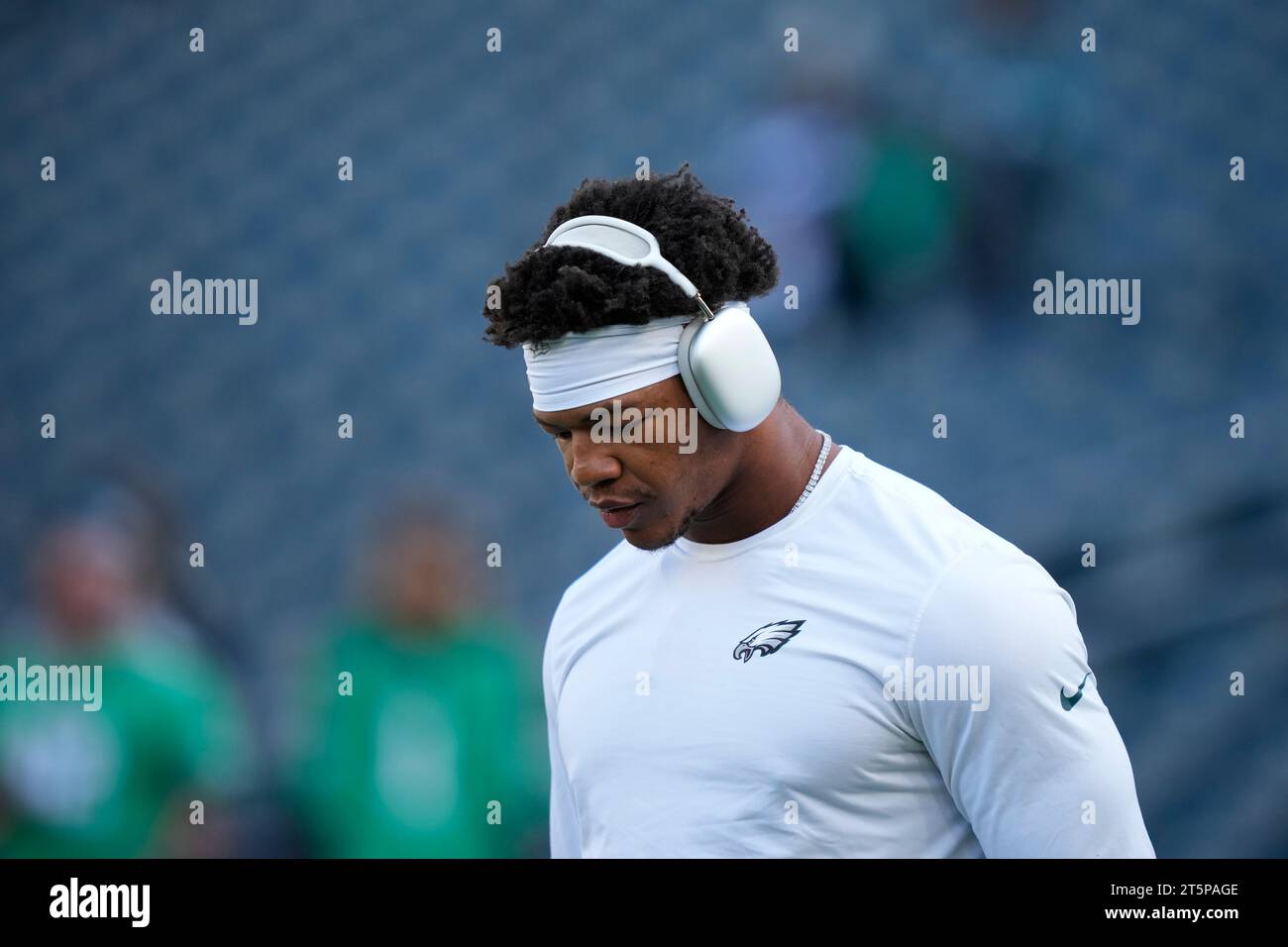 Philadelphia Eagles' Nolan Smith warms up before an NFL football game ...