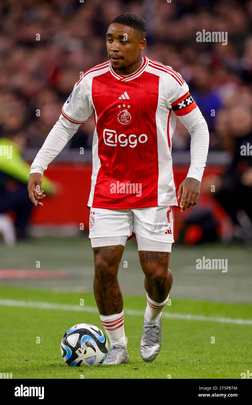 AMSTERDAM, NETHERLANDS - NOVEMBER 5: Steven Bergwijn (Ajax) Controls the ball during the ...
