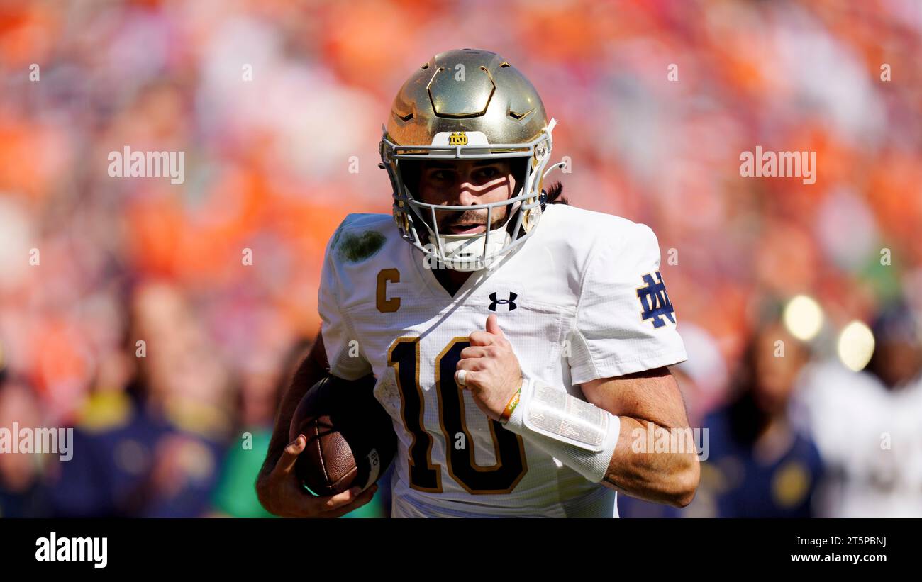 Notre Dame quarterback Sam Hartman (10) runs with the ball against ...