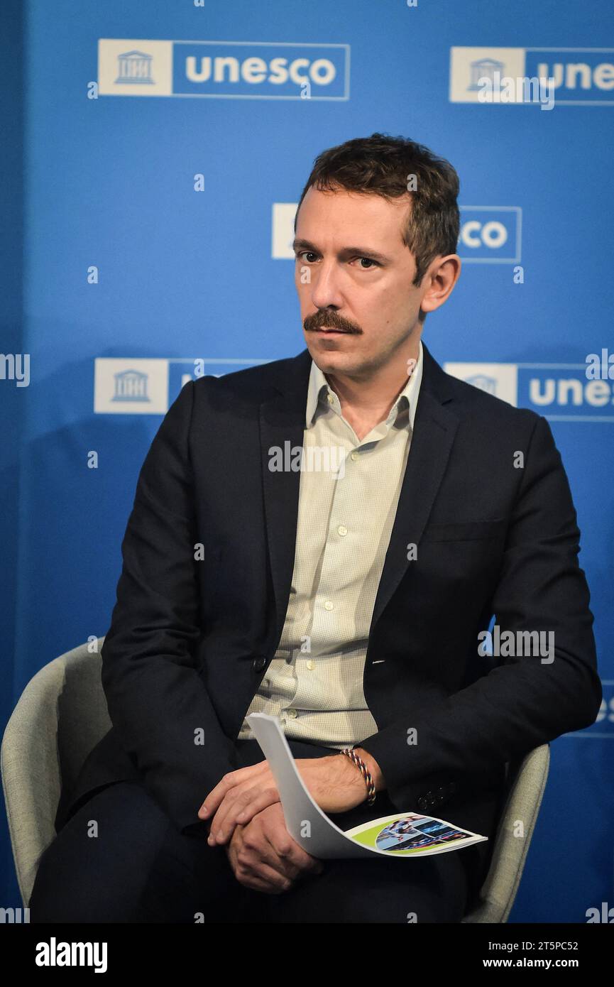 Ipsos paris hi-res stock photography and images - Alamy