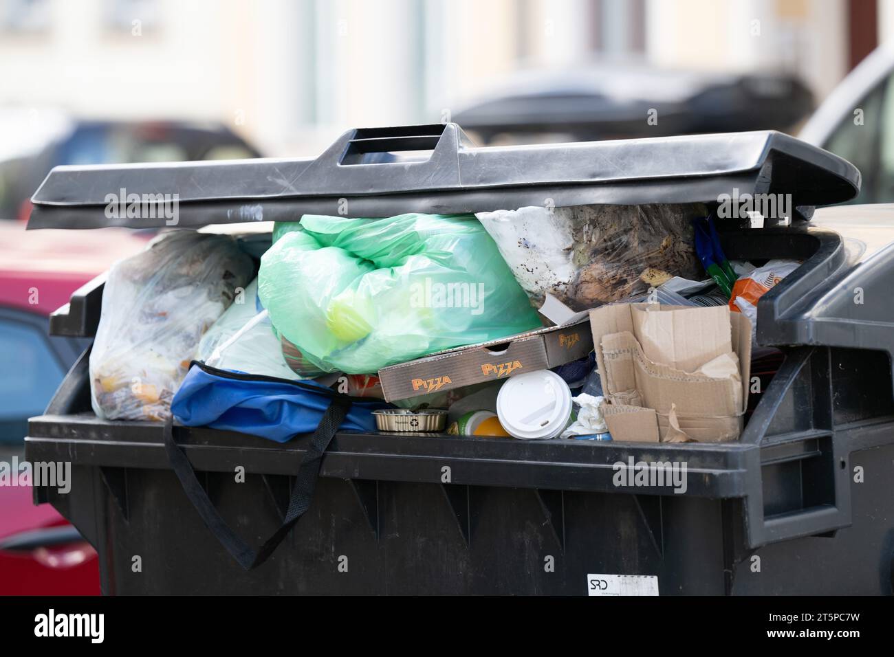 Dresden, Germany. 04th Nov, 2023. A waste container on the roadside ...